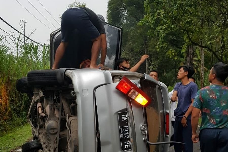 Lintasi Jalan Licin, Mobil Terbalik | BALIPOST.com