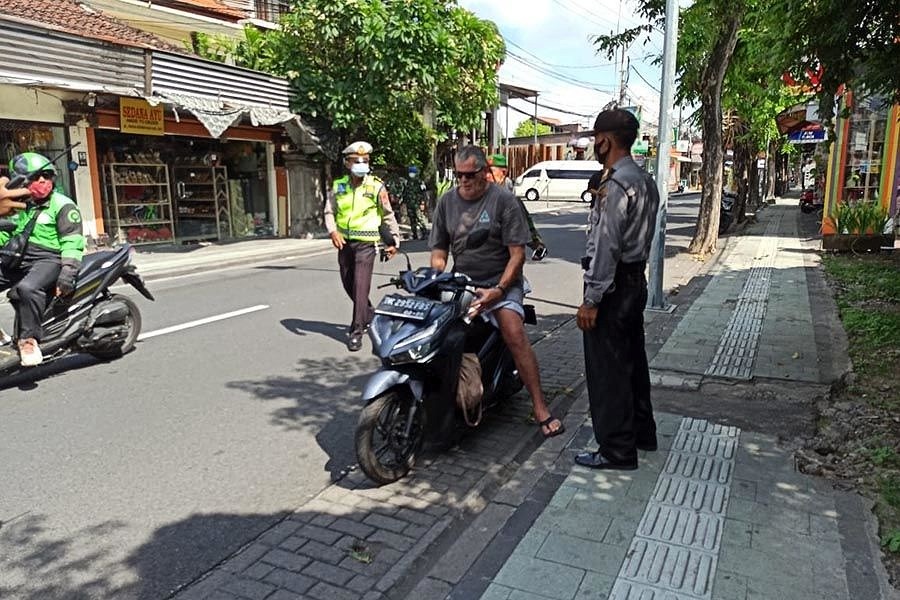 Banyak WNA Terjaring Tak Pakai Masker, Mereka Beralasan Ini | BALIPOST.com