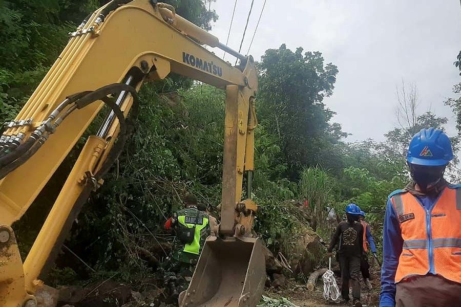 Longsor Tutup Akses Jalan Desa Besan Menuju Bukit Abah | BALIPOST.com