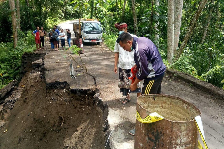 Penanganan Jalan Amblas di Selati Diusulkan di Perubahan | BALIPOST.com