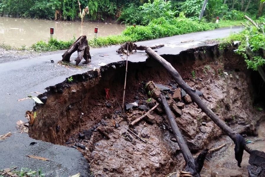 Makin Parah, Jalan Amblas di Lingkungan Tegalalang | BALIPOST.com