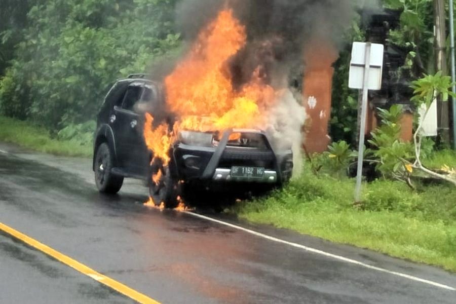 Mobil Terbakar di Pekutatan Sebabkan Jalur Denpasar-Gilimanuk Tersendat ...
