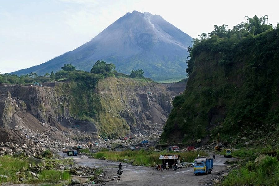 Selama 6 Jam, Gunung Merapi Semburkan Lava Pijar hingga Belasan Kali ...