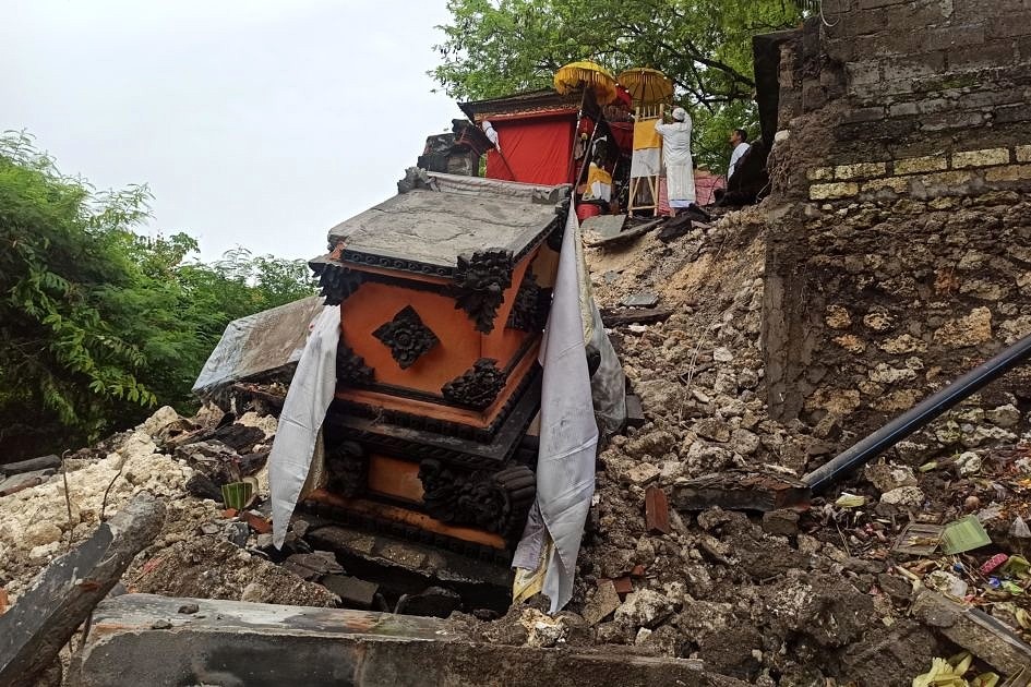 Tiga Pelinggih di Pura Pesambiangan Dalem Ped Jimbaran Amblas ...