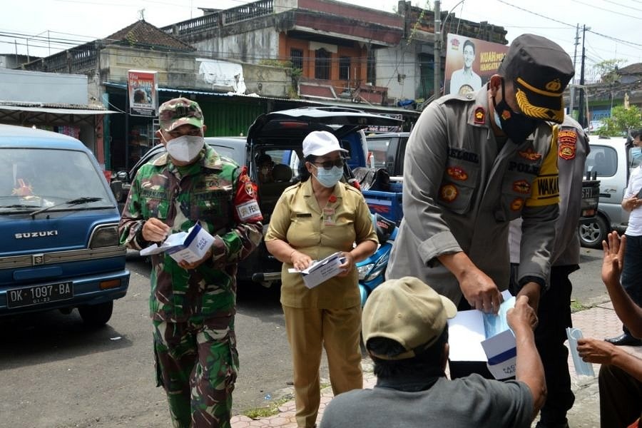 Blusukan, Wakapolres Tabanan Berbagi Masker di Pasar Bajera | BALIPOST.com