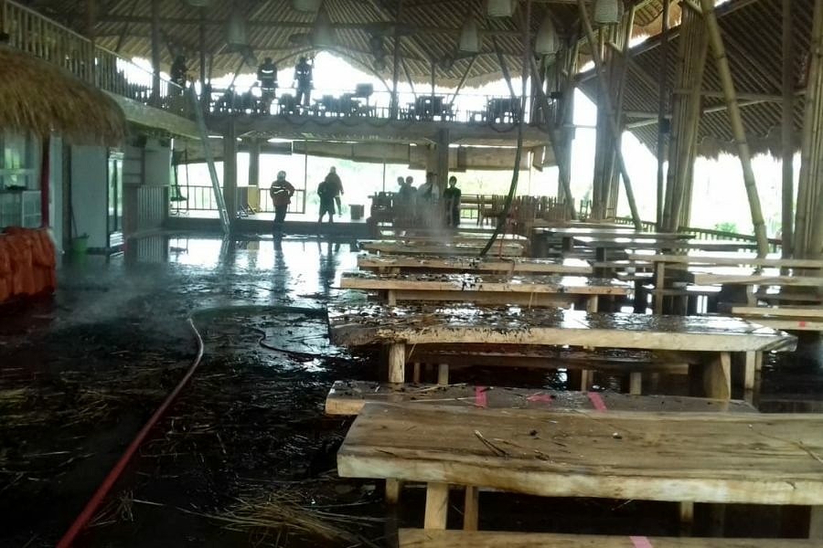 Diawali Suara Ledakan, Atap Restoran Terbakar | BALIPOST.com