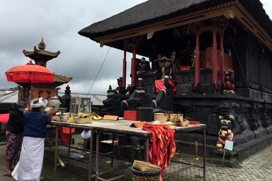 Jelang Imlek, Umat Bersih-bersih di Kongco Batur | BALIPOST.com