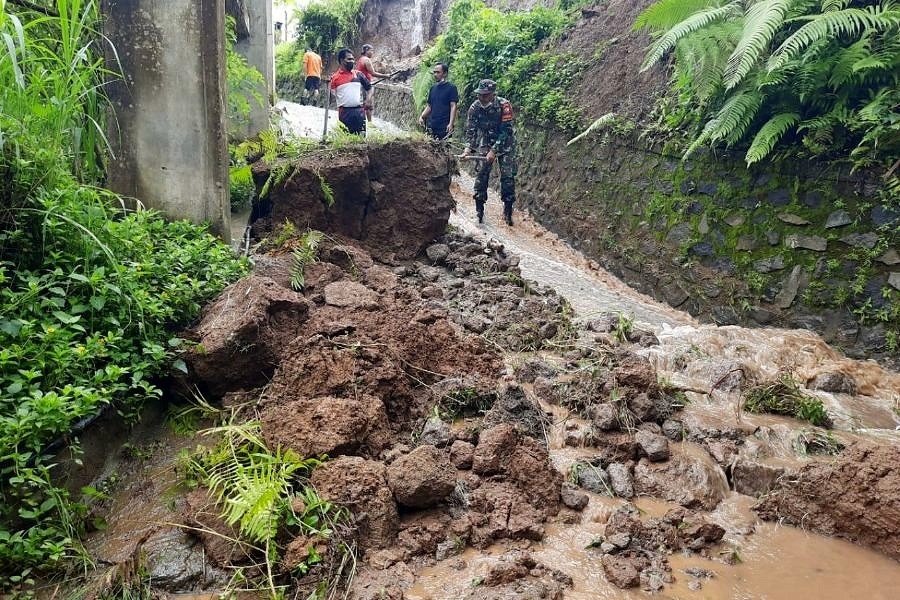 Tanah Longsor di Tegallalang, Sempat Tutup Akses Menuju Pura Indrakila | BALIPOST.com