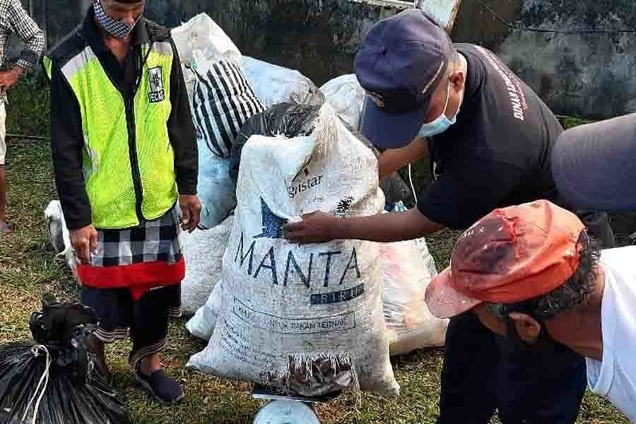 Hari Bumi Diisi Aksi Pungut Sampah Ditukar Ayam dan Telor | BALIPOST.com