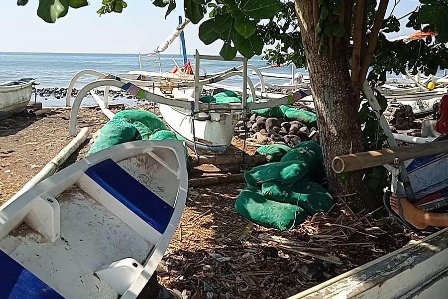 Gelombang Tinggi Landa Pantai Ujung, Puluhan Perahu Nelayan Rusak | BALIPOST.com