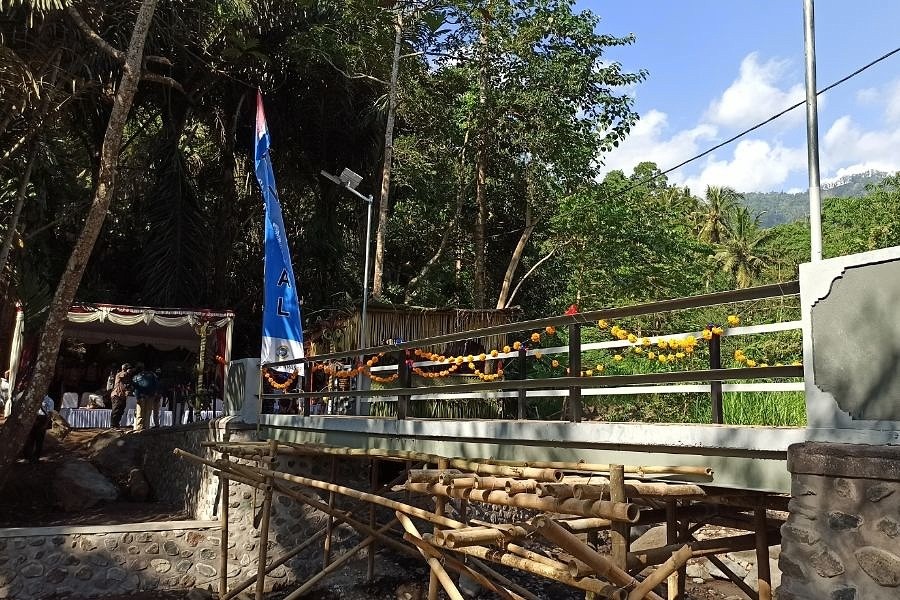 Puluhan Tahun Terisolir, TNI AL Bantu Bangun Jembatan Desa Subaya ...