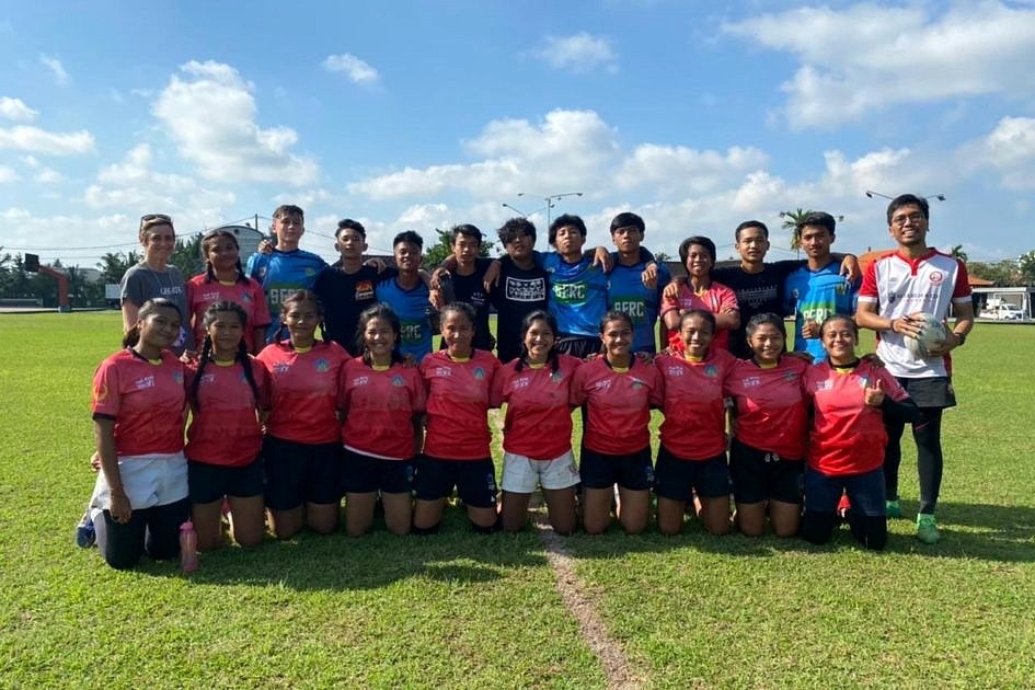 Tim Rugby PON Putri Latih Tanding Lawan Putra | BALIPOST.com