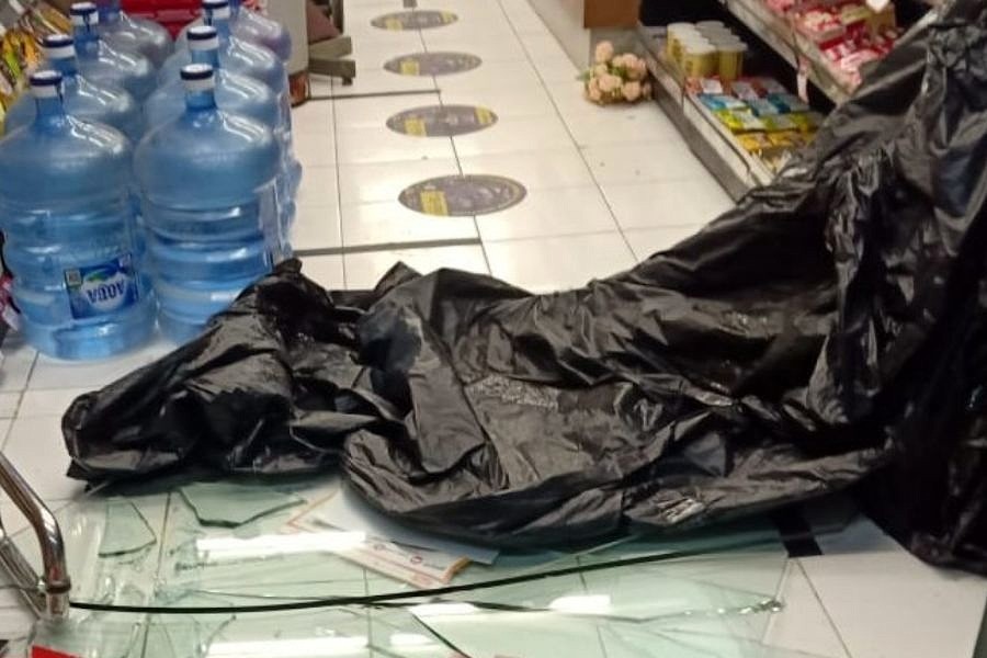 Pintu Kaca Minimarket Dipecahkan Maling, Pelaku Terekam CCTV | BALIPOST.com