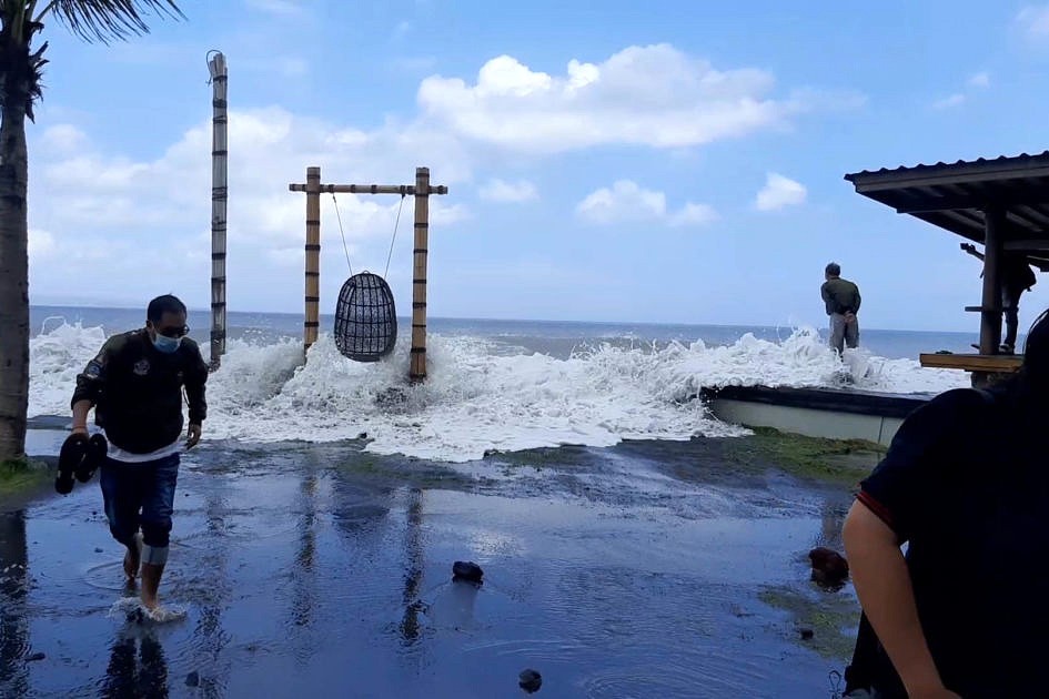 Pantai Lepang Dilanda Gelombang, Air Laut Banjiri Hotel | BALIPOST.com