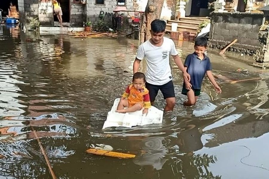 Air Sungai Kembali Meluap di Kusamba, BPBD Turunkan Perahu Karet | BALIPOST.com