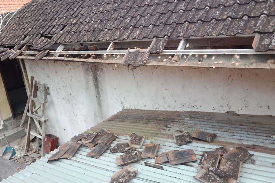 Atap Sekolah Rusak Diguncang Gempa, SMPN 5 Tembuku Tunda PTM | BALIPOST.com