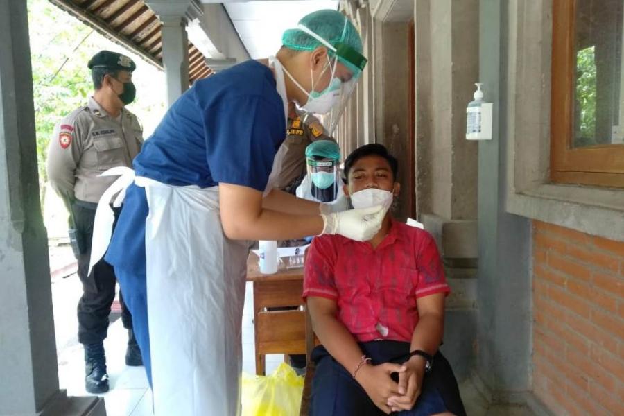 Ratusan Siswa 2 SMP di Badung Jalani Rapid Tes Antigen | BALIPOST.com