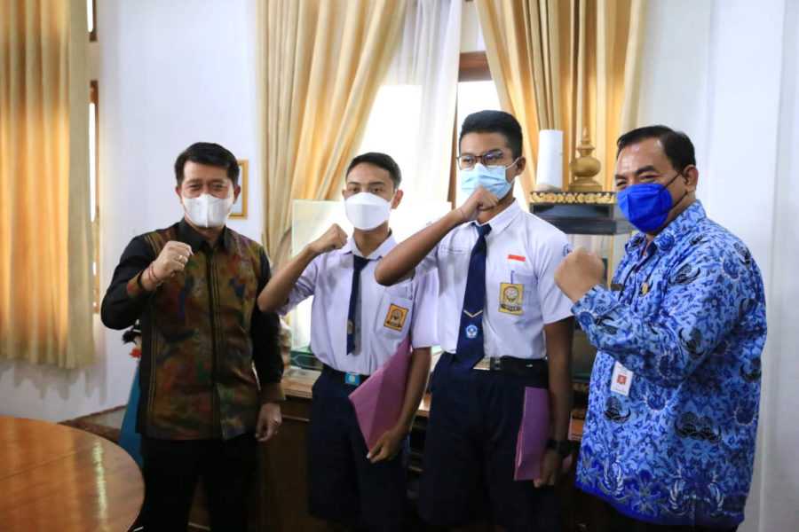 Dua Siswa SMP di Klungkung Raih Medali Dalam Kompetisi Sains Nasional | BALIPOST.com