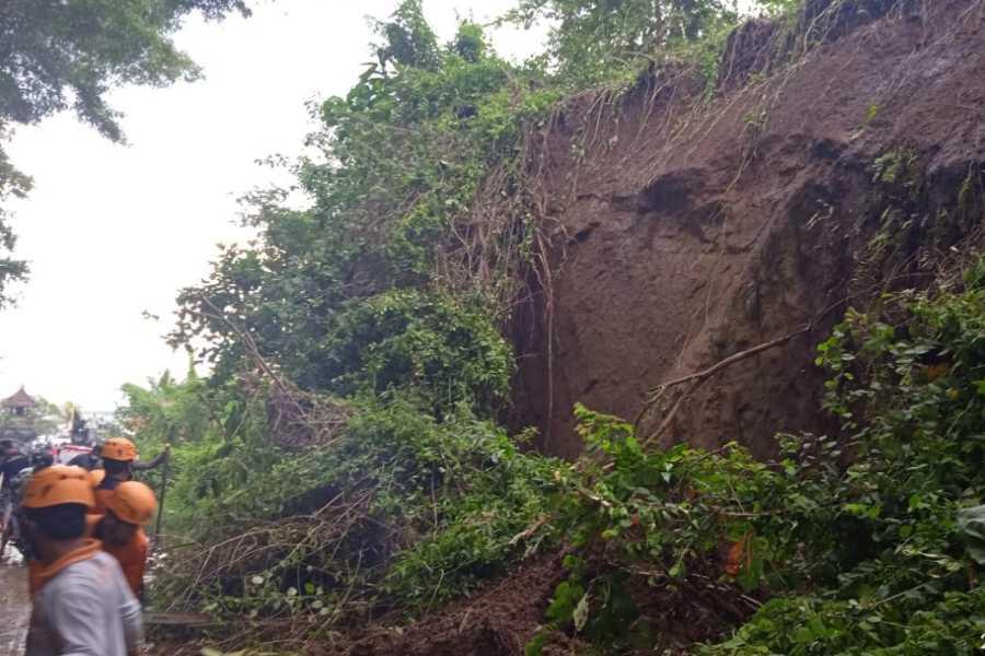 Tebing Setinggi 10 Meter di Pengeragoan Longsor | BALIPOST.com