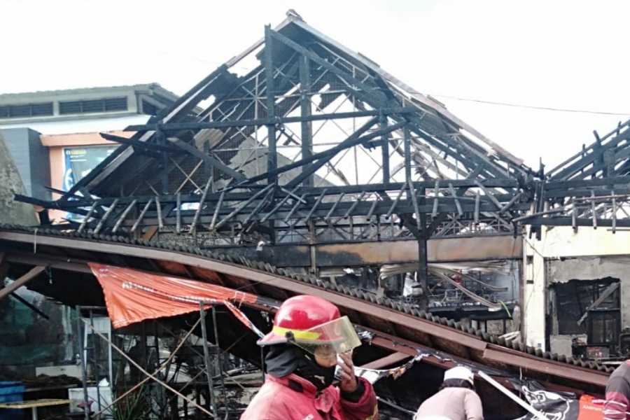 Rumah Makan Babi Guling Candra Terbakar, Kerugian Diperkirakan Miliaran | BALIPOST.com