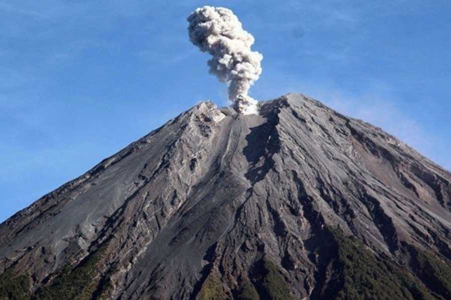 Gunung Semeru Kembali Luncurkan Awan Panas Guguran | BALIPOST.com
