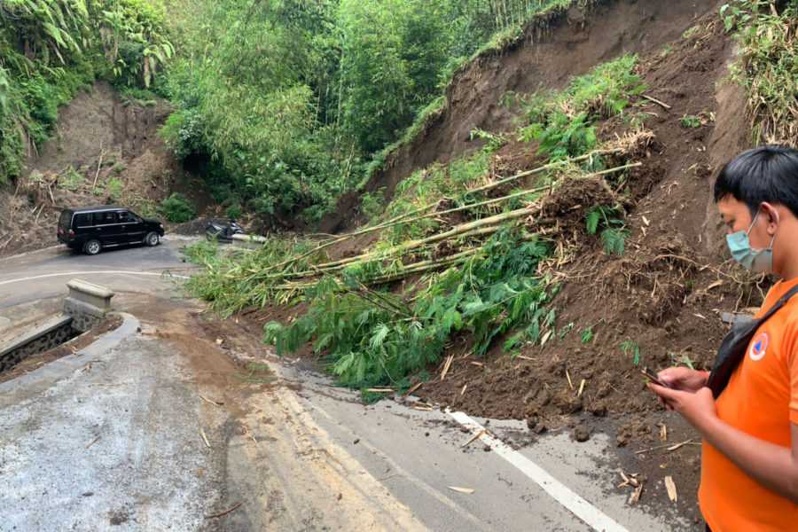 Akses Jalan Penghubung Pemuteran-Keladian Tertutup Longsor | BALIPOST.com