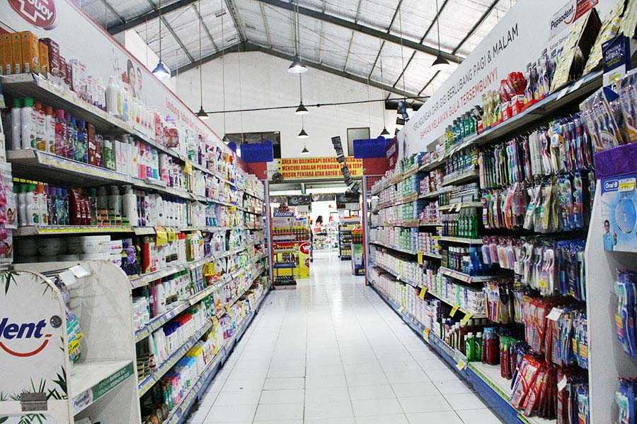 Suasana di Swalayan Ayu Nadi. Meski terdampak pandemi, swalayan yang ...