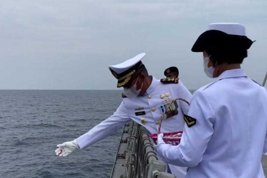 Prajurit KRI Diponegoro-365 Tabur Bunga di Laut Bali | BALIPOST.com