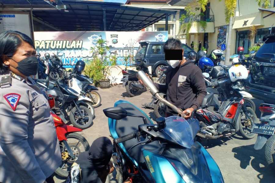 Subuh Masih Keliaran Pake Motor Berknalpot Brong, Sejumlah Pelajar SMP Diamankan | BALIPOST.com