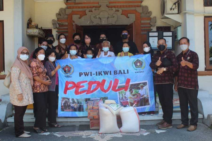 Aksi Sosial Peringati HPN 2022, IKWI-PWI Berbagi di Panti Tresna Werda ... Aksi Sosial Peringati HPN 2022, IKWI-PWI Berbagi di Panti Tresna Werda ...