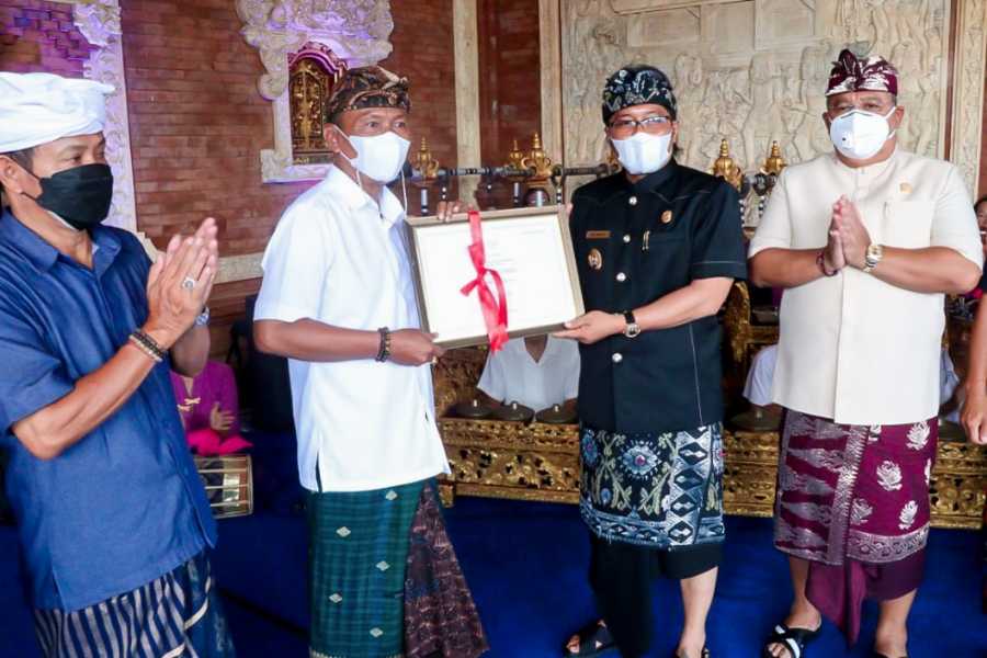 Bupati Giri Prasta Serahkan Sertifikat WBTB ke Desa Adat Kapal dan ...