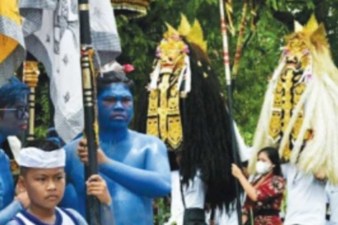 Desa Adat Tengkulak Kelod Pertahankan Tradisi ”Ngerebeg” | BALIPOST.com