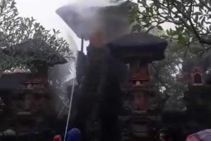 Pelinggih Gedong Penyimpenan Pura Dalem Puri Disambar Petir | BALIPOST.com