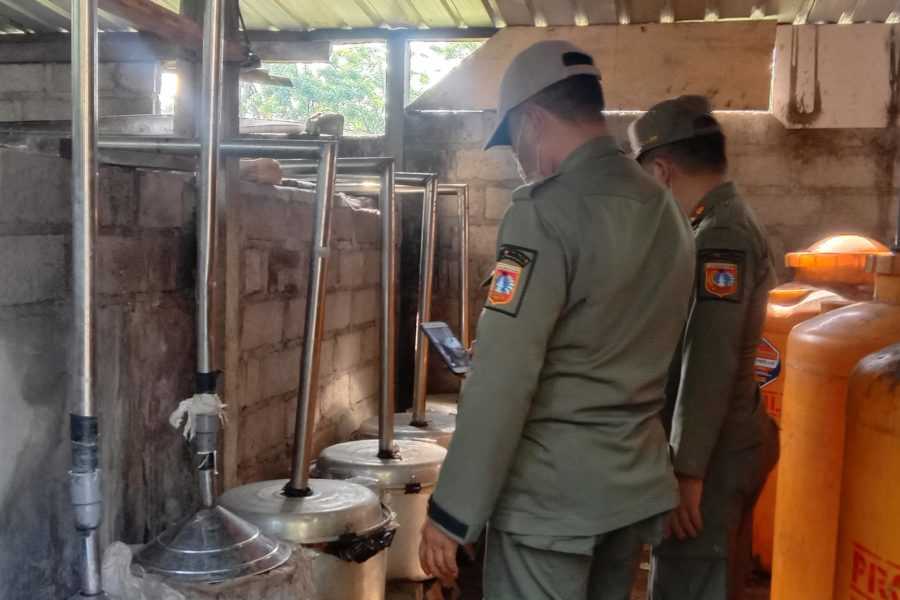 Produsen Arak Gula Pasir Masih Marak, Sosialisasi dan Penertiban akan Digencarkan | BALIPOST.com