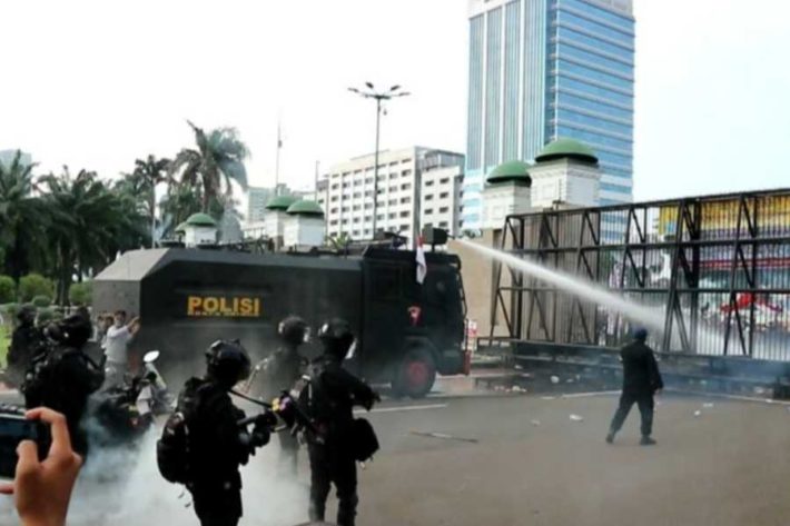 Demo di Depan Gedung DPR Ricuh | BALIPOST.com