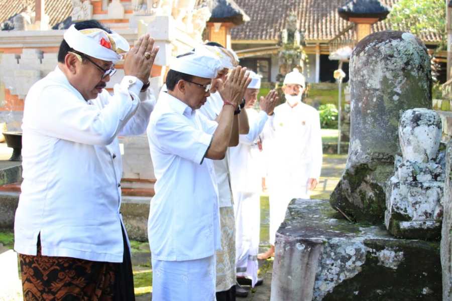 Gubernur Koster Gelar Upacara Jana Kerthi Pada Rahina Tumpek Landep Di ... Gubernur Koster Gelar Upacara Jana Kerthi Pada Rahina Tumpek Landep Di ...