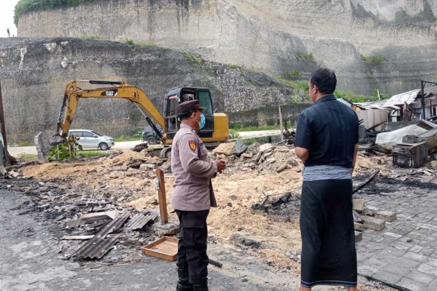 Kebakaran Warung di Pantai Melasti, Kerugian Capai Ratusan Juta | BALIPOST.com