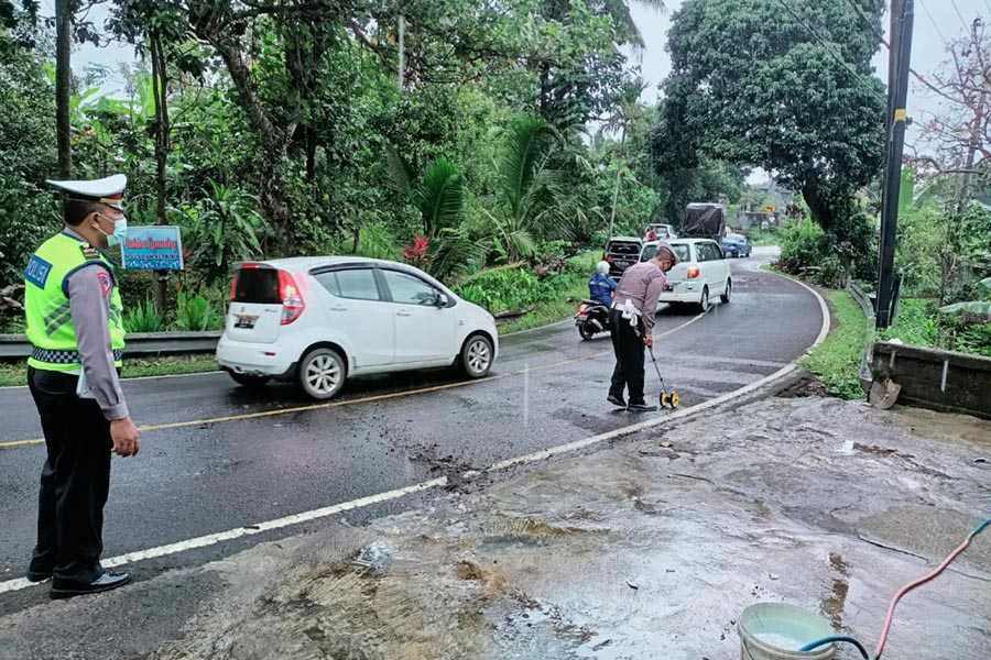 Luka Parah, Dua Pemotor Tewas Tertabrak Mobil | BALIPOST.com