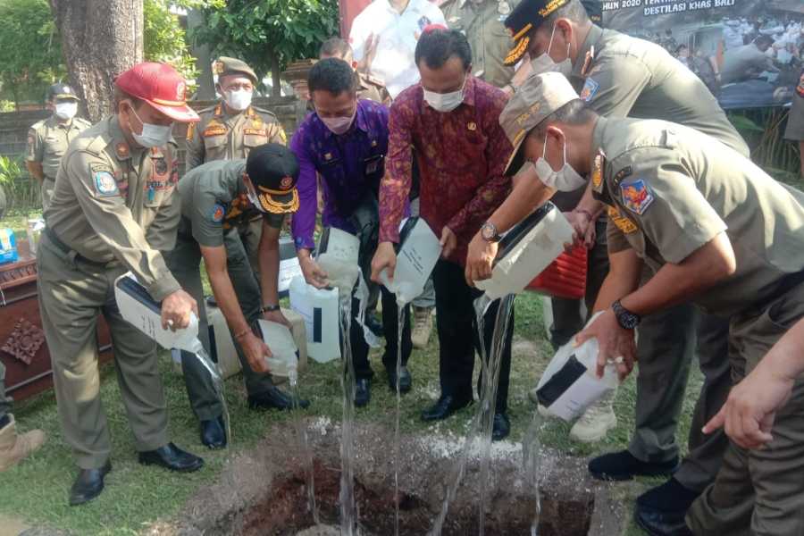 Ratusan Liter Arak Gula Pasir Dimusnahkan | BALIPOST.com