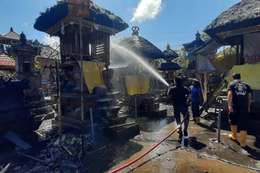 Pura Dalem Beraban Batubulan Kebakaran, Sejumlah Pelinggih Dilalap Api ...