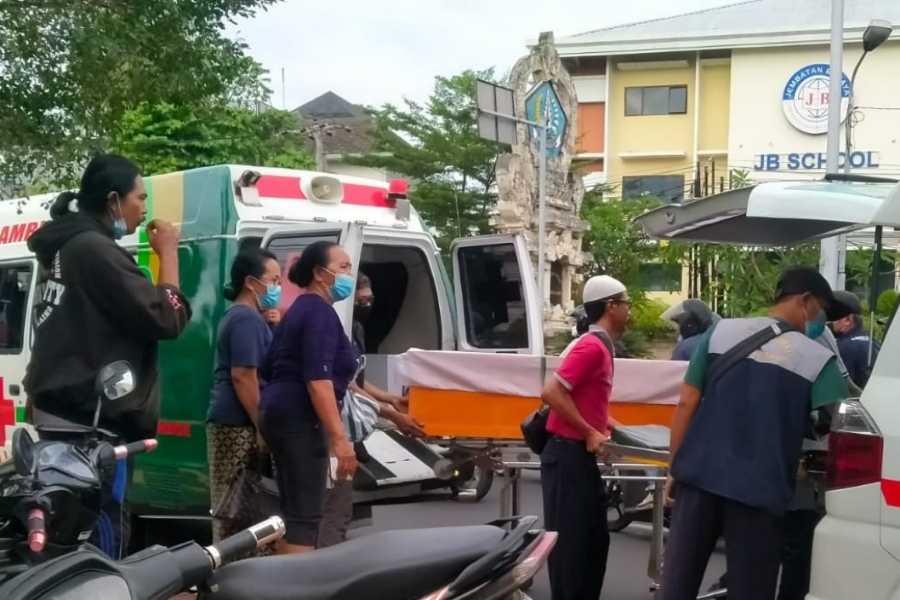 Sopir Ambulans Terobos Lampu Merah Ditahan | BALIPOST.com