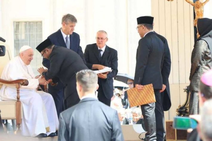 Jokowi Undang Paus Fransiskus Untuk Berkunjung Ke Indonesia