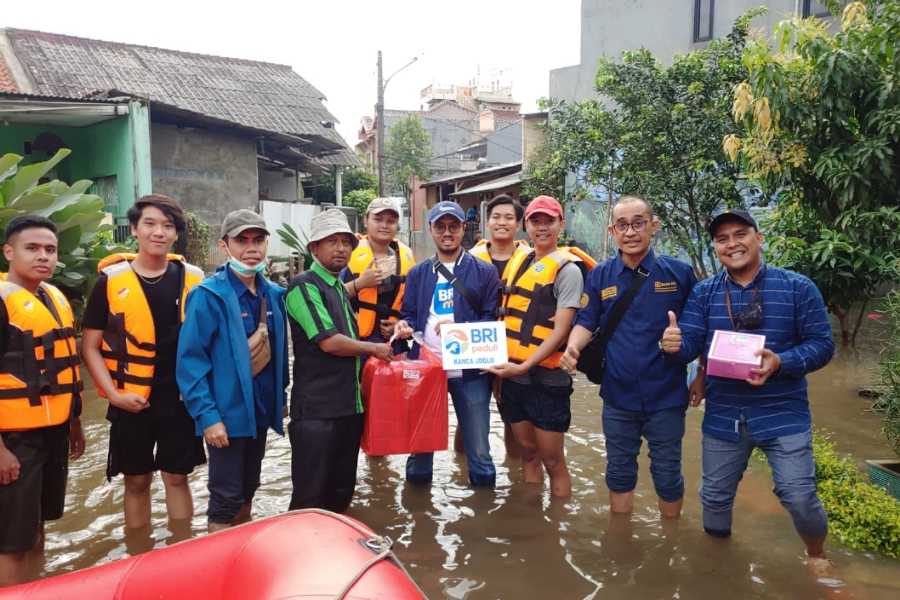 BRI Salurkan Bantuan ke Warga Terdampak Banjir di Ciledug dan Garut | BALIPOST.com