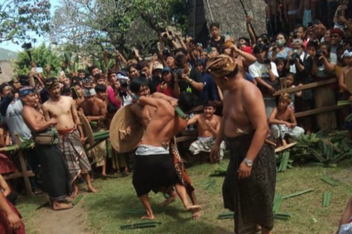 Mekare-kare, Tradisi Penghormatan Dewa Perang di Tenganan | BALIPOST.com