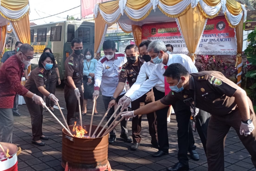 Puluhan Ribu Butir Pil Koplo hingga Kertas Paito Togel Dimusnahkan Kejari Tabanan | BALIPOST.com