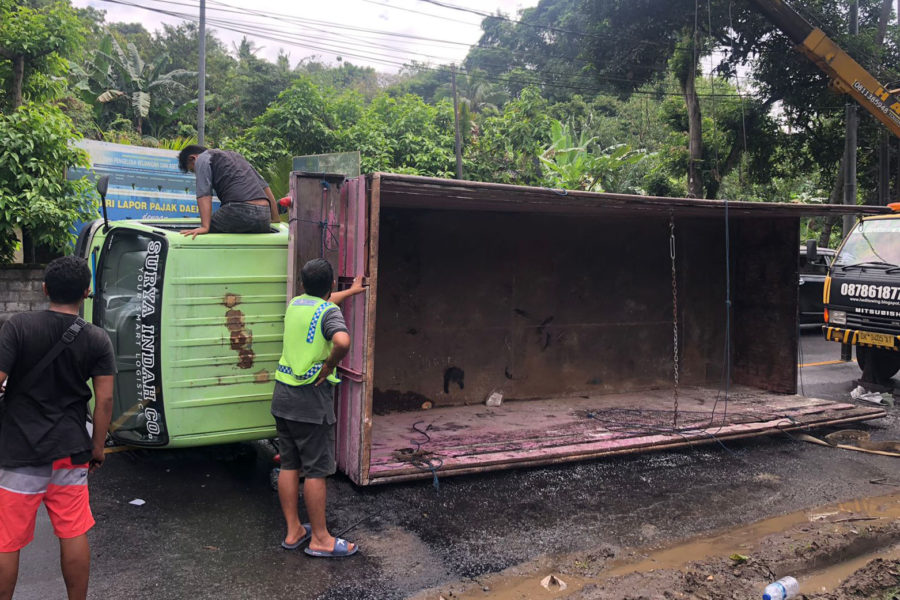 Truk Angkut Beras Terguling di Jalur Karangasem-Klungkung | BALIPOST.com