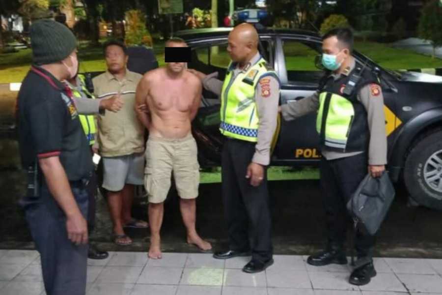 Ngamuk dan Bertelanjang Bulat, WN Rusia Diamankan | BALIPOST.com