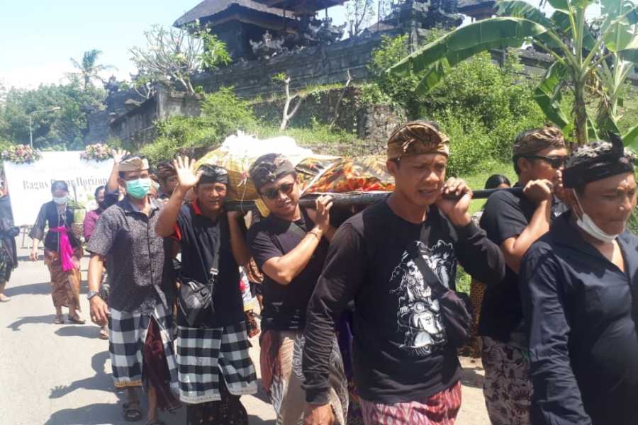 Suasana Duka Selimuti Kremasi Korban Meledaknya Kompor Pembakaran Jenazah | BALIPOST.com