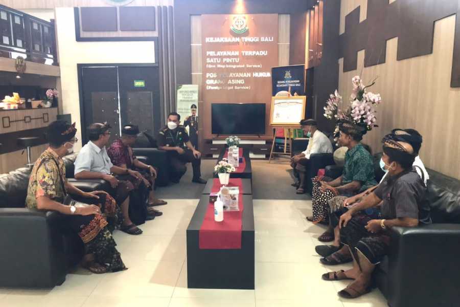 Datangi Kejati Bali, Tokoh Adat Pertanyakan Perkembangan Kasus LPD Sangeh | BALIPOST.com