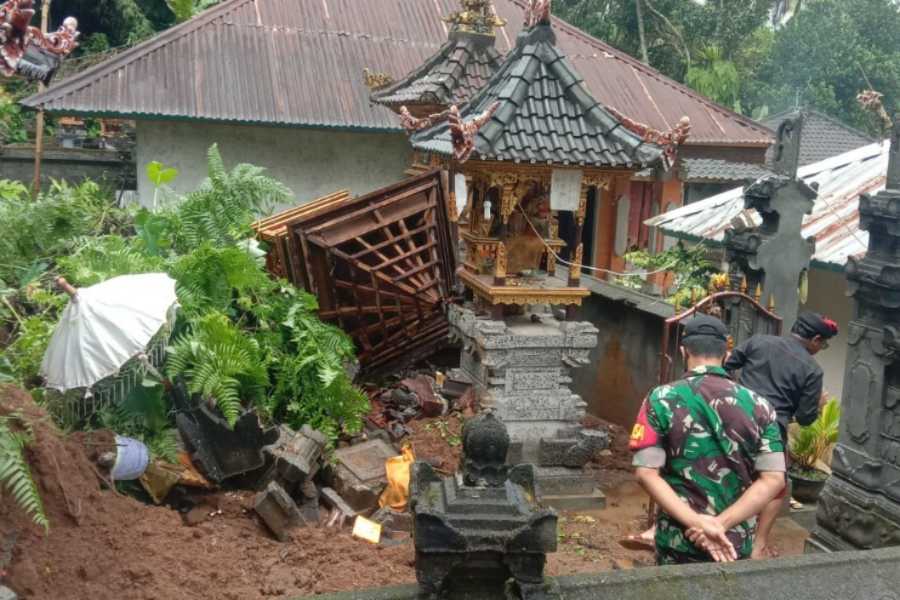 Longsor Timbun Palinggih Warga Di Muncan 1 | BALIPOST.com